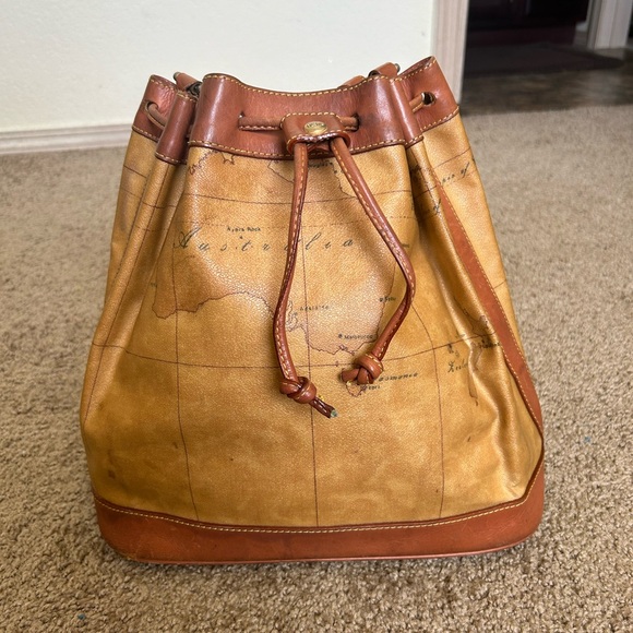 Alviero Martini | Bags | Alviero Martini Iclasse World Map Bucket Bag ...